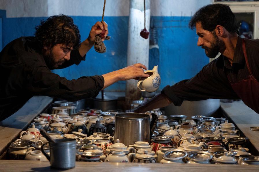 Afghan cook pours his heart into 'teapot' lamb stew