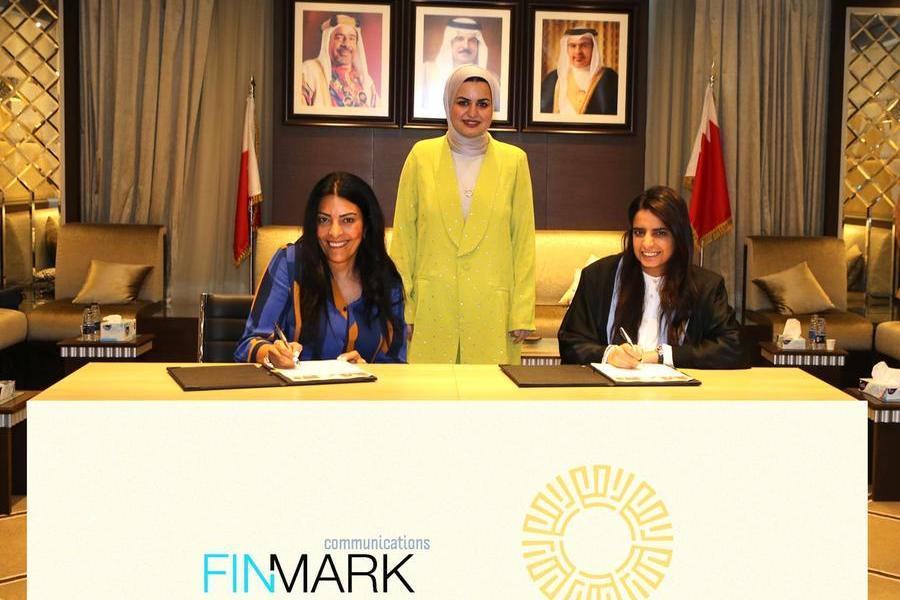 The Minister of Youth Affairs witnesses the signing of the cooperation ...