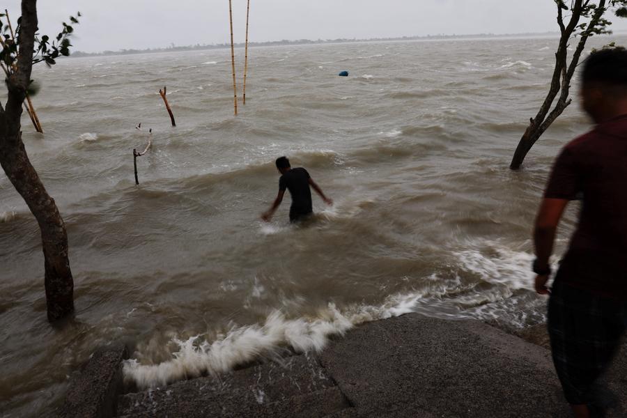India and Bangladesh brace for year's first cyclone