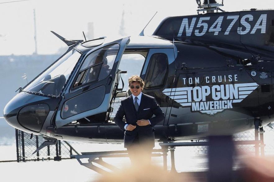 Tom Cruise makes grand entry in helicopter at world premiere of Top Gun ...