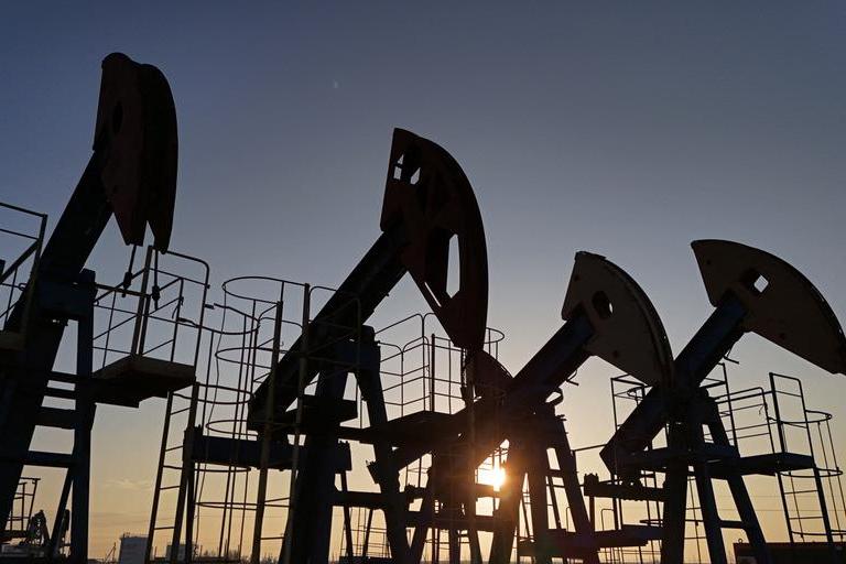 Oman invites bids for new oil sites