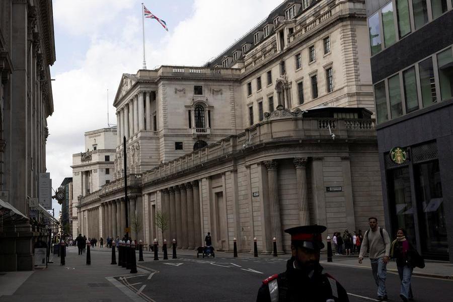 Top fund managers urge Bank of England to stop selling gilts into rocky ...