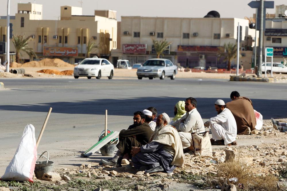 One-month deadline for Saudi employers to return employees' passports