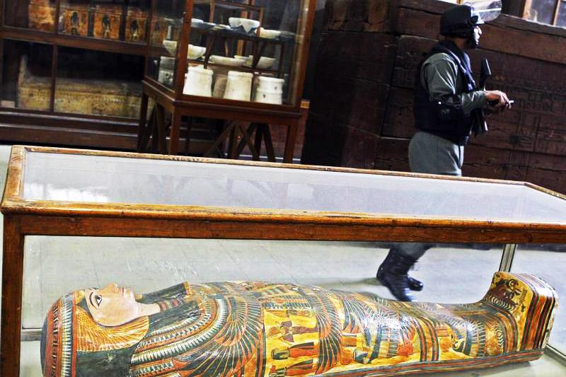 Egypt unveils discovering new 6 pharaonic tombs in Aswan