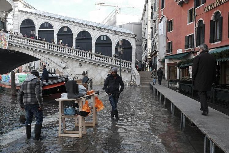 Italian police arrest pro-Islamic State trio over suspected Venice bomb ...