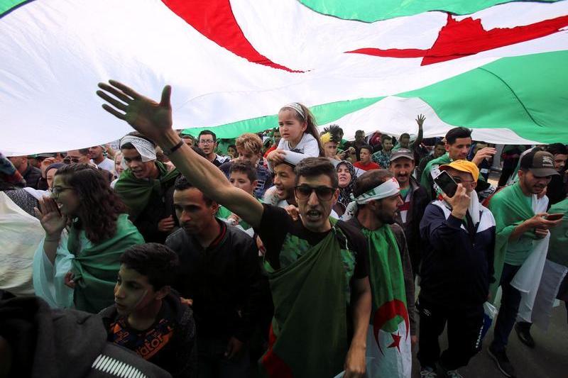 Algerian students still pushing for change after general's death