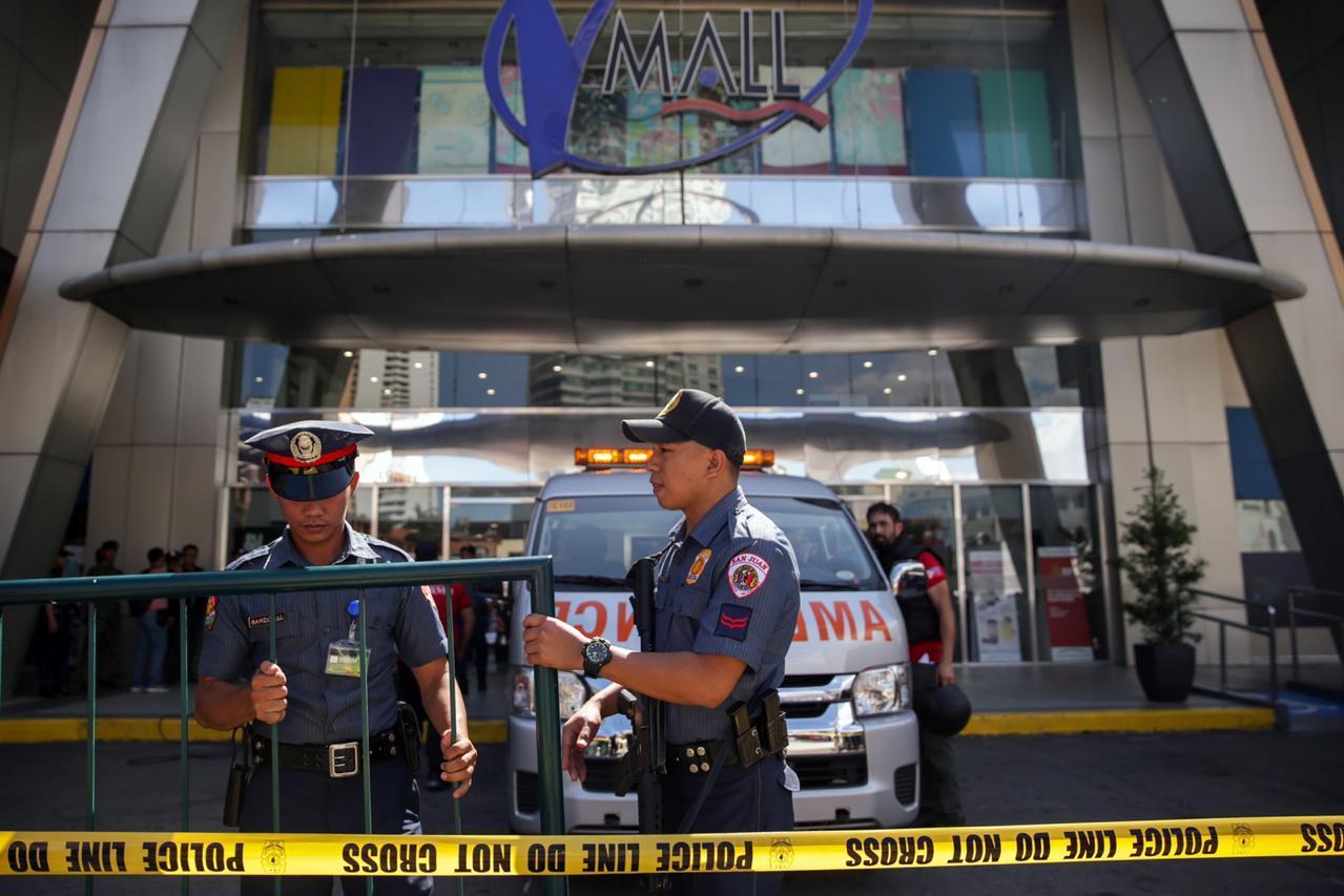 Sacked security guard holds dozens hostage at Philippine mall
