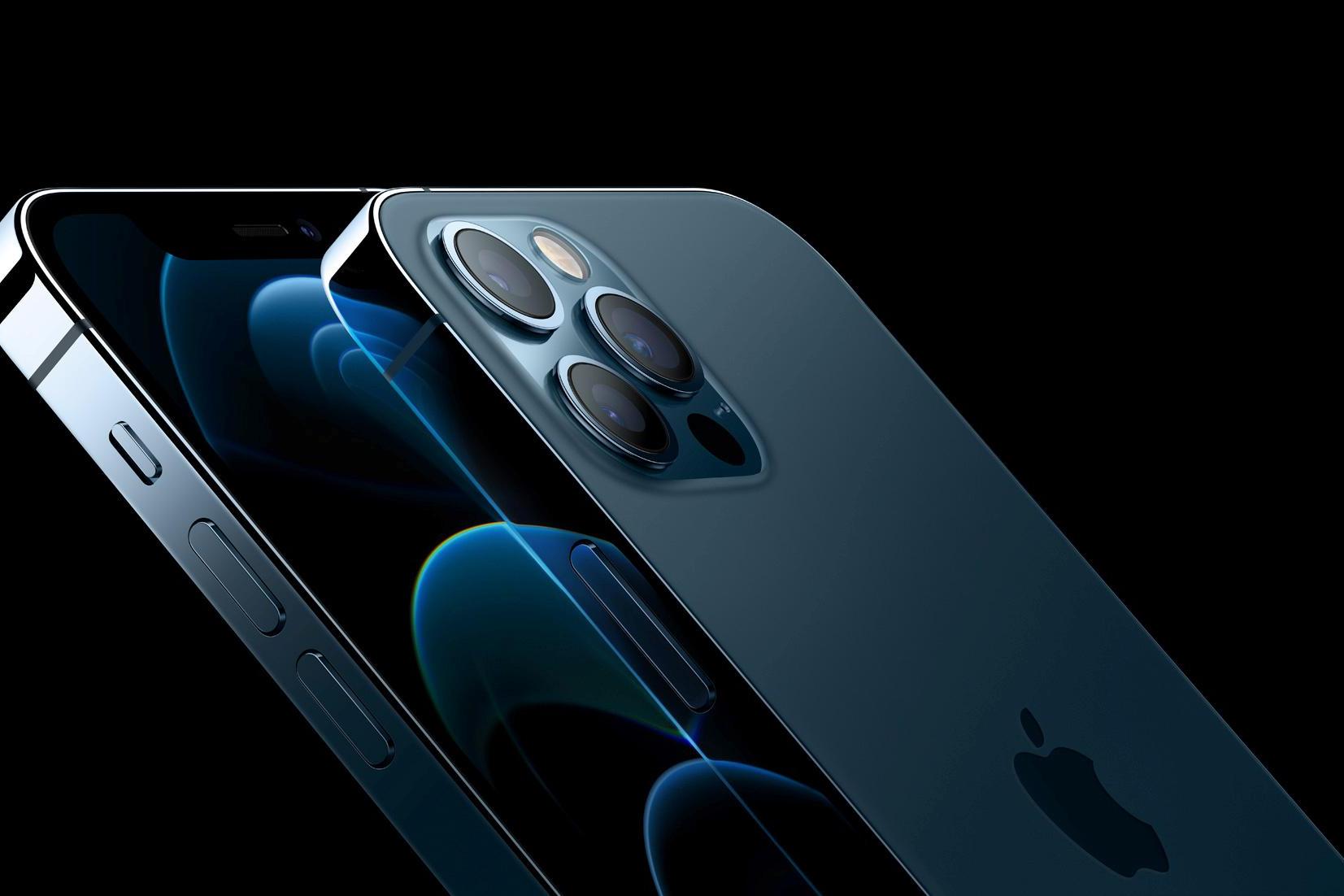 Batelco's outlets see huge rush for Apple's new 5G phones