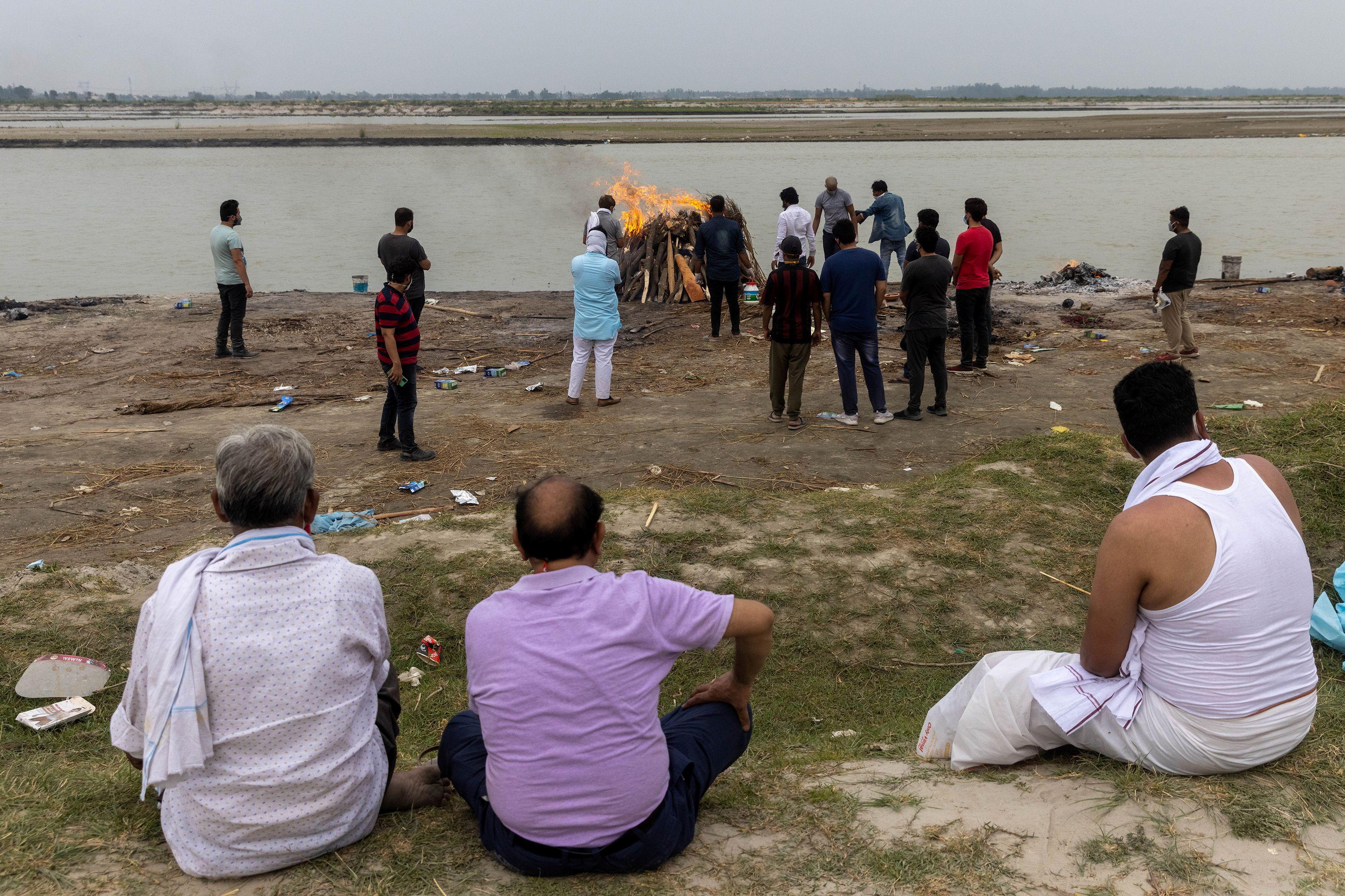 Bodies float down Ganges as nearly 4,000 more die of COVID in India