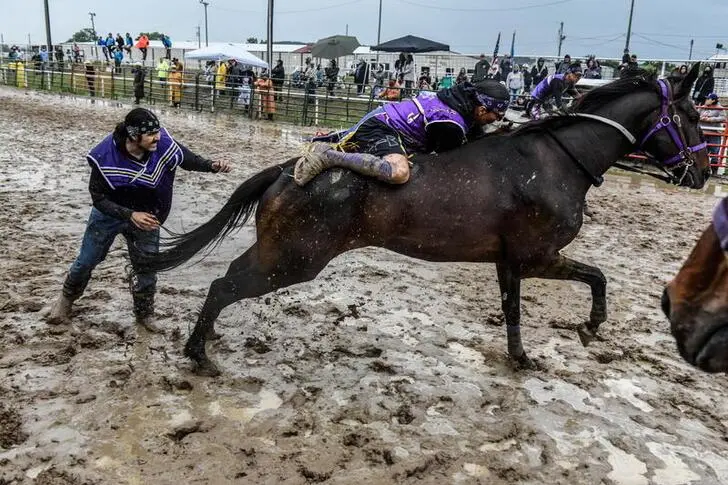 Indigenous tribes revive horse heritage with bareback races in Oklahoma