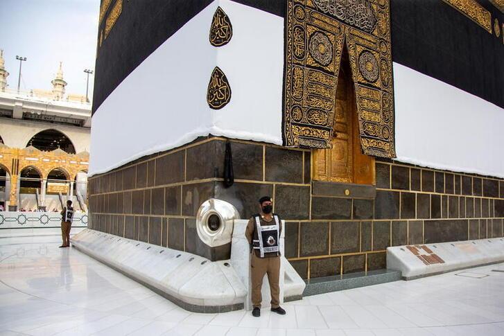 Saudi Ministry of Hajj: No appointments to kiss Black Stone