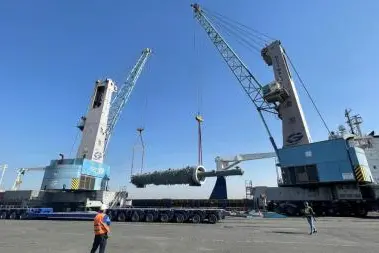 UAE based Gulftainer unloaded a 121 ton, 35m-long vacuum unit in Iraq